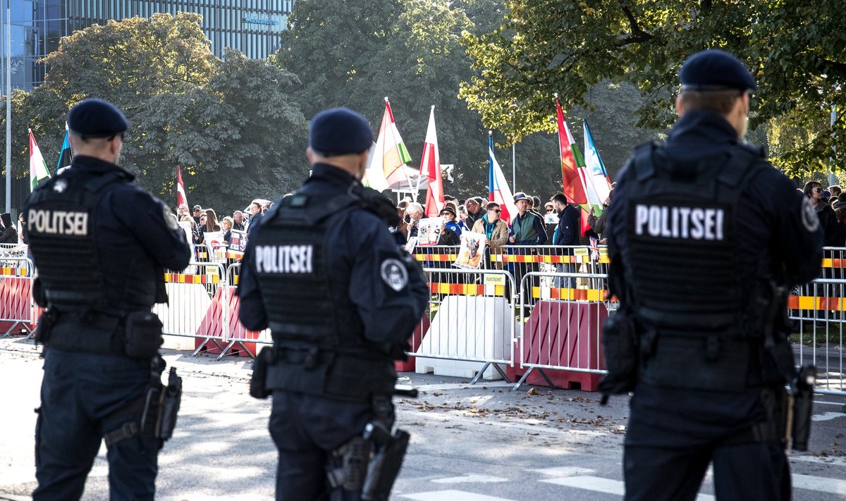 Politsei kiirreageerijad jälgisid, kuidas meeleavaldajad Merkeli ... Politsei kiirreageerijad jälgisid, kuidas meeleavaldajad Merkeli ...